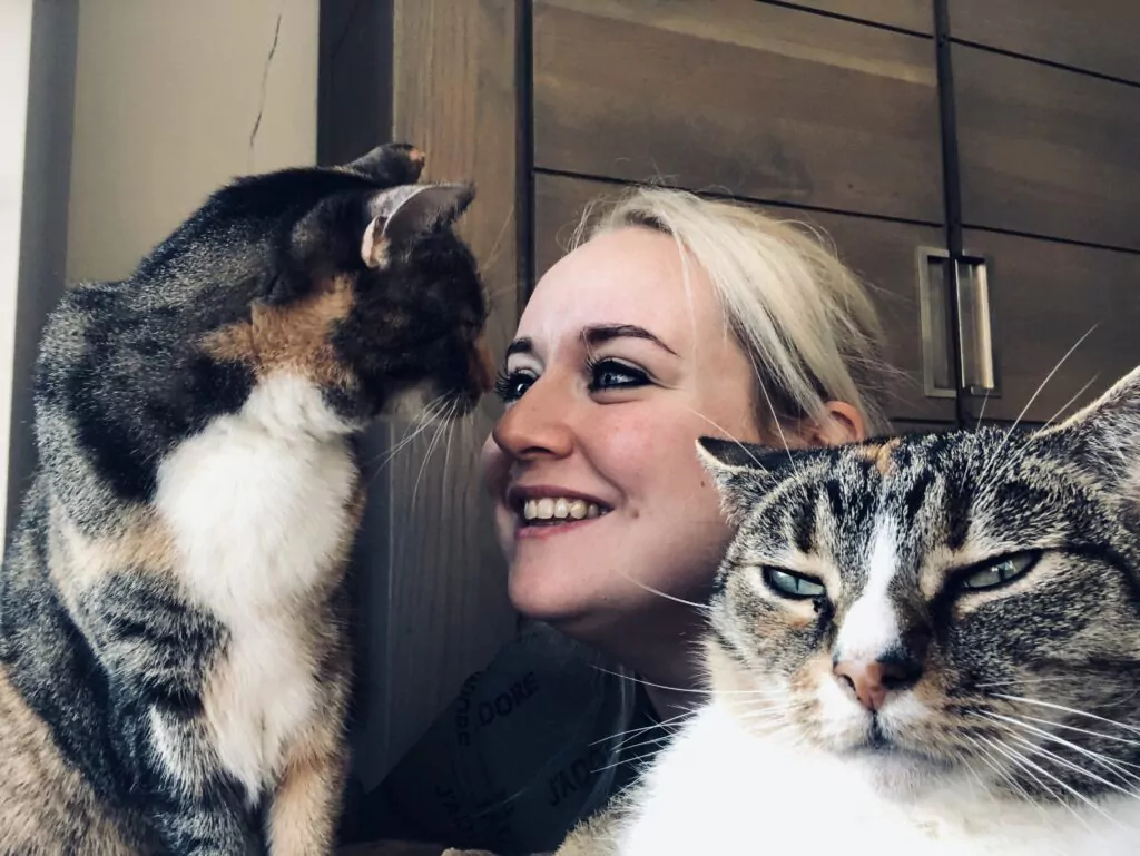 Simone cannot imagine a life without cats! - Petrebels